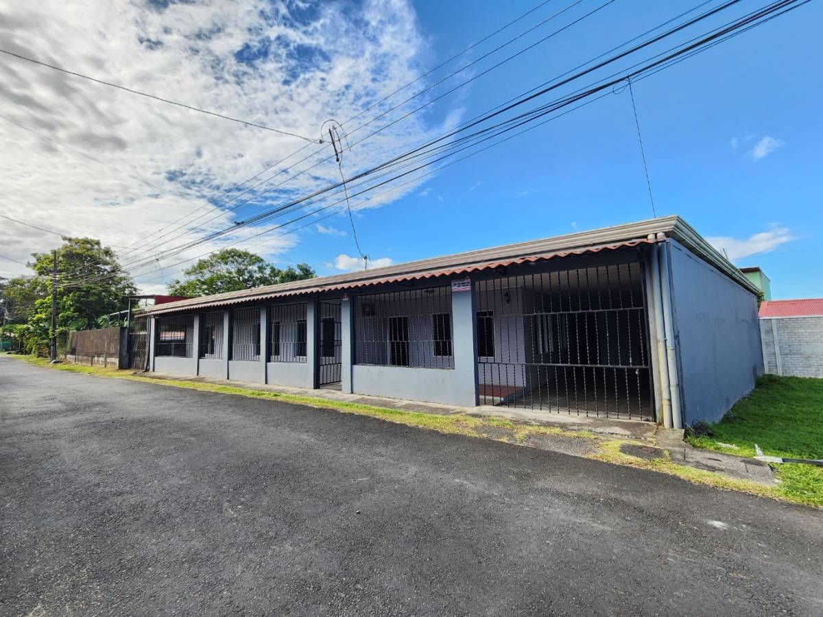 Casa Guapes - Espaciosa y Céntrica Propiedad Familiar Pococi Costa Rica